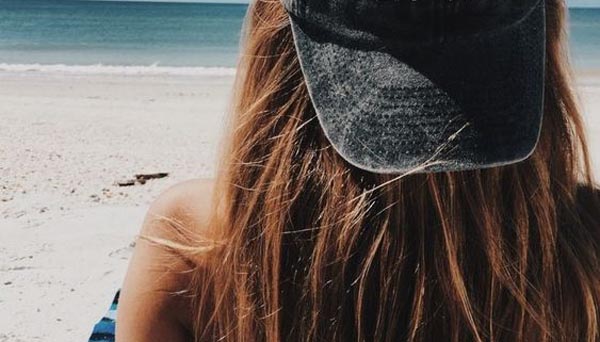 Novi modni detalj na plaži! Evo kako nositi kape sa šiltom! - Modni Almanah