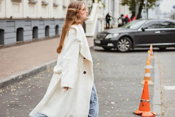 Predivni vjesnik proljeća - bijeli kaputić! - Modni Almanah